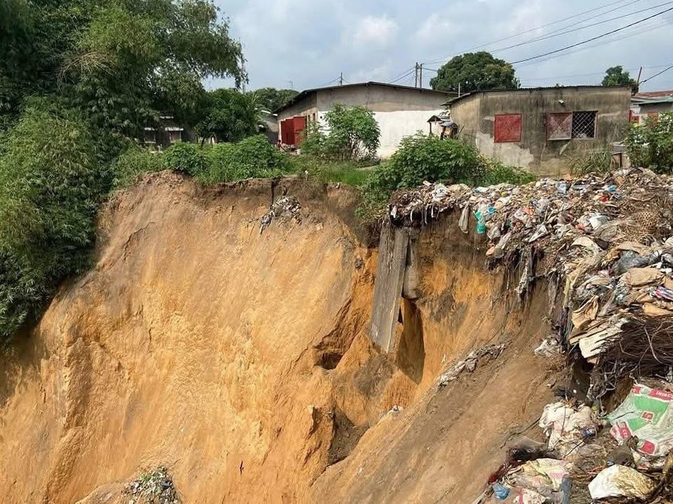 BRAZZAVILLE – Le quartier Mayanga en péril : l’érosion menace une route ...
