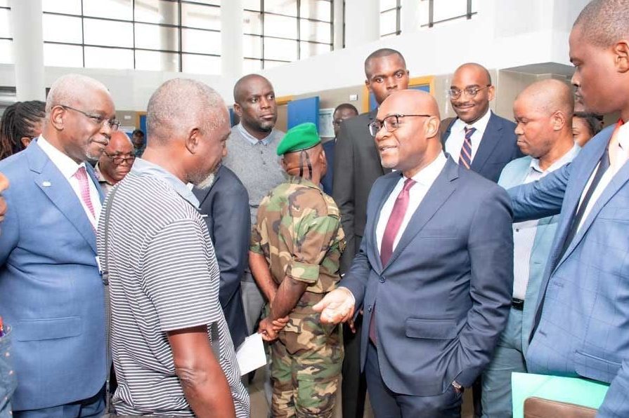 Visite de travail du ministre Christian Yoka à la Banque Postale du ...